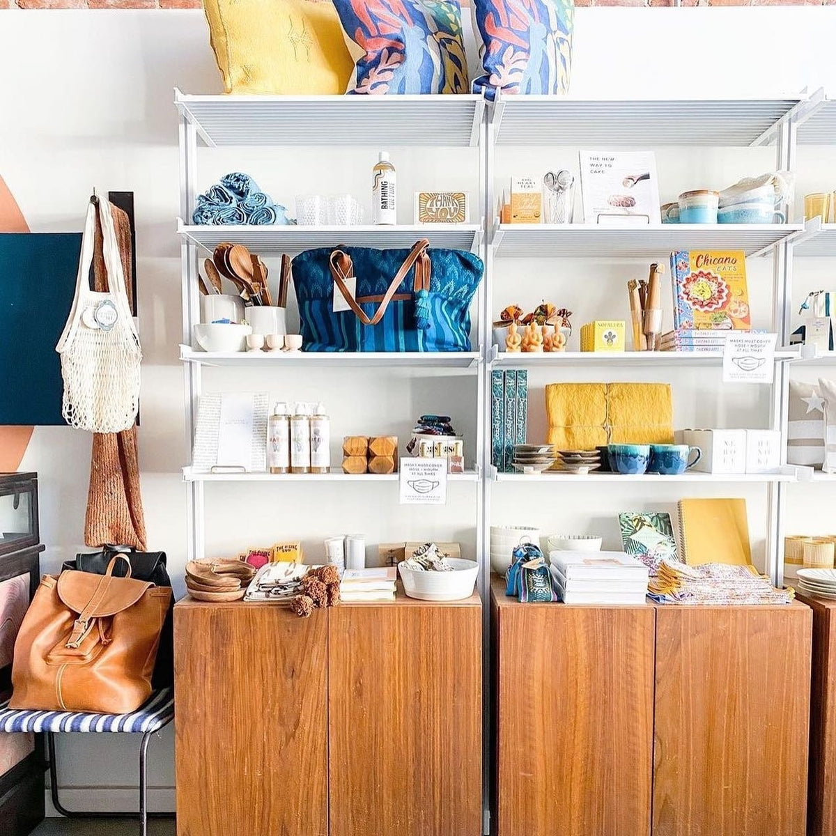 Fitness Retail Display – Modern Shelving